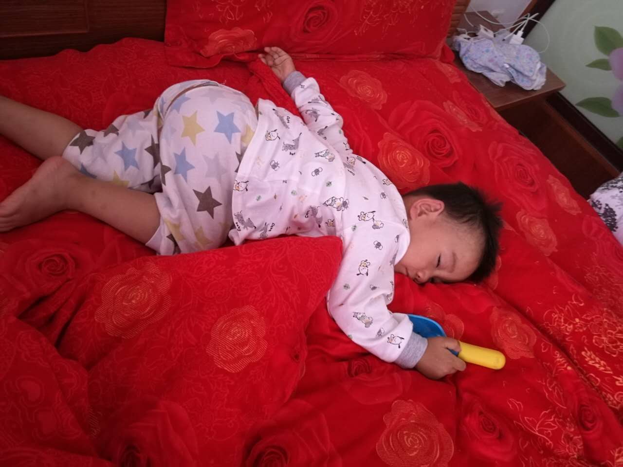 前一秒还在闹，后一秒已经睡着，而且睡得很 