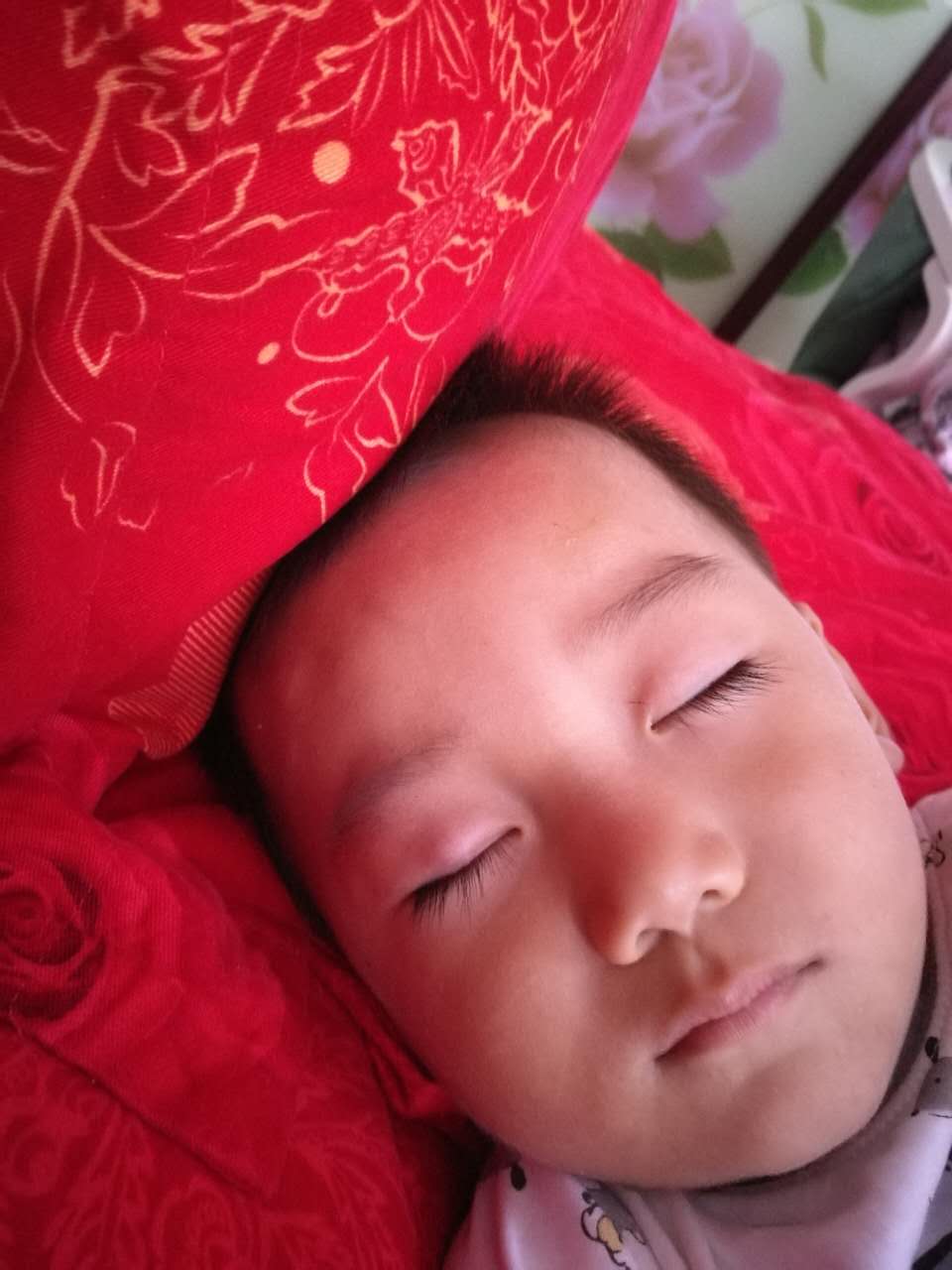 前一秒还在闹，后一秒已经睡着，而且睡得很 